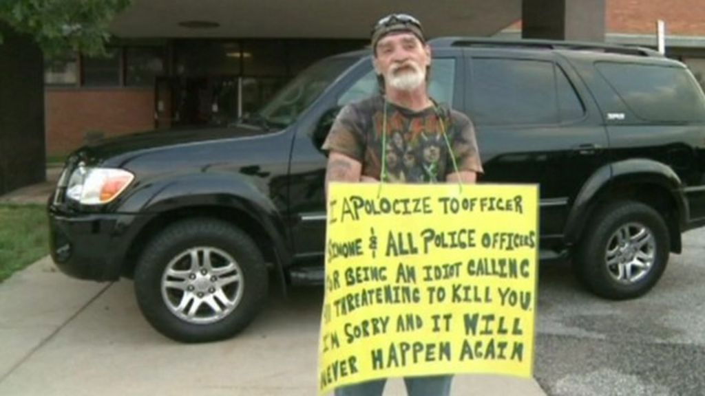US man ordered to wear idiot sign as punishment - BBC News
