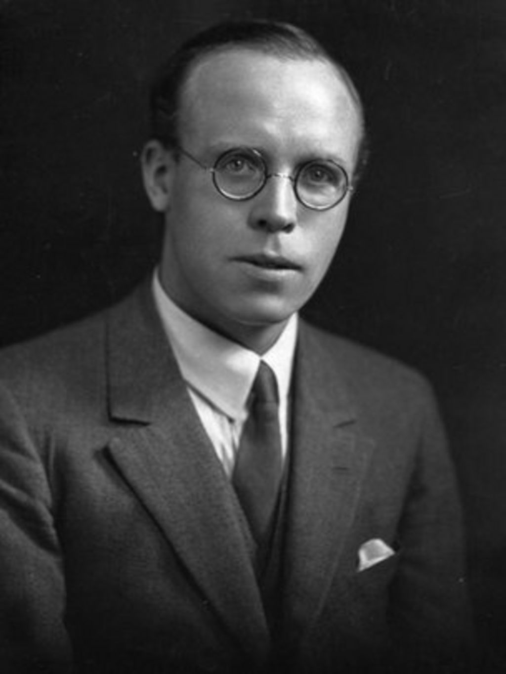 Edward Arthur Milne plaque unveiled at Hymers College - BBC News