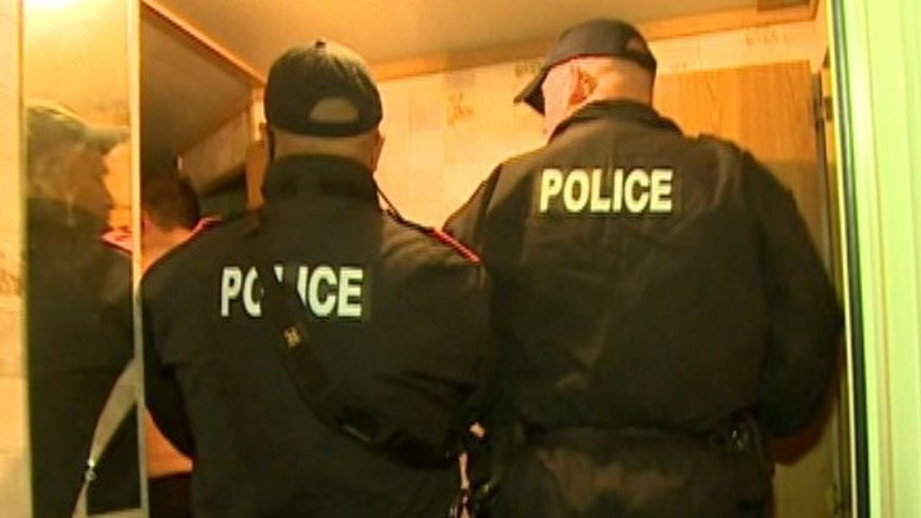 Museum thefts: Four arrested in Smithy Fen dawn raid - BBC News