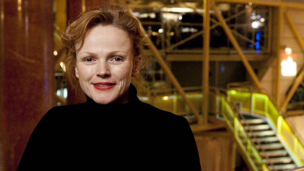 Maxine Peake to play Hamlet on stage - BBC News