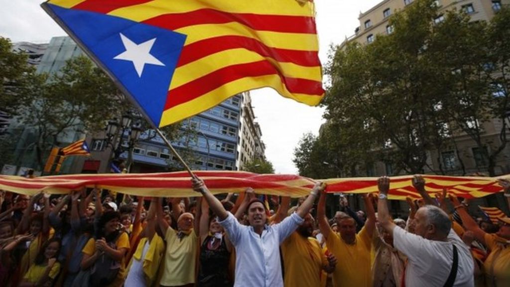 Catalans' human chain stretches across north-east Spain - BBC News