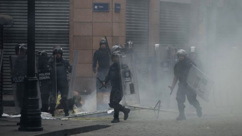 In pictures: Mexico City clashes - BBC News