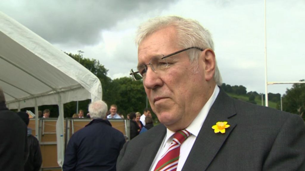 Bala service for paralysed rugby player Bryan 'Yogi' Davies - BBC News