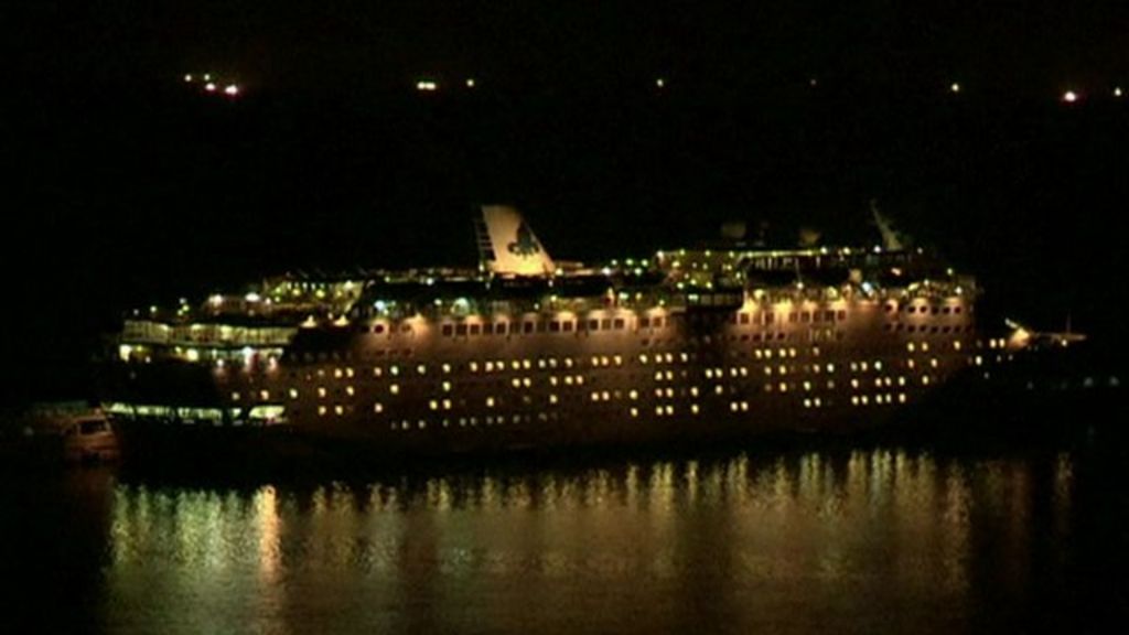 Chinese cruise ship dispute: Passengers disembark Henna - BBC News