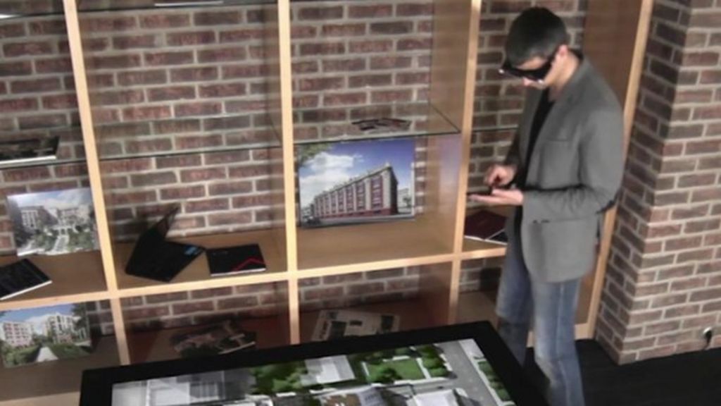 The 3D specs bringing 'virtual holograms' - BBC News