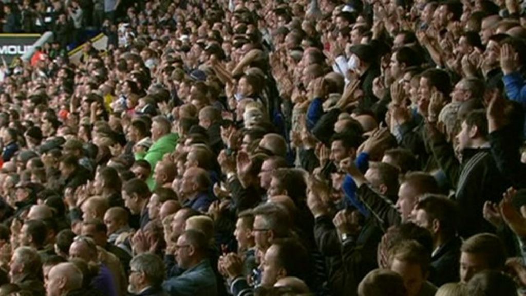 Tottenham Hotspur fans asked about anti-semitic chants - BBC News