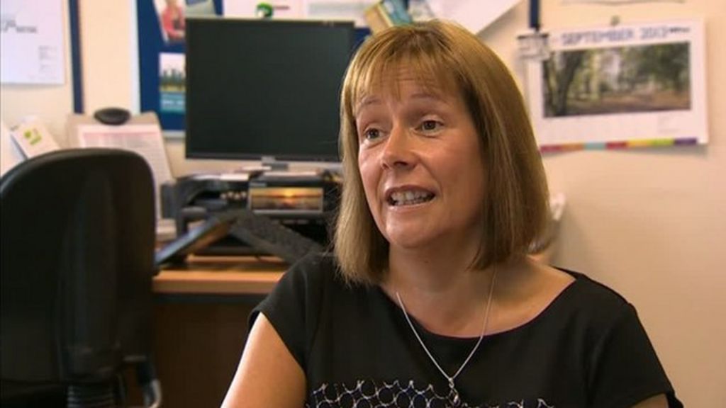 Eye care wait concern raised by RNIB Cymru - BBC News