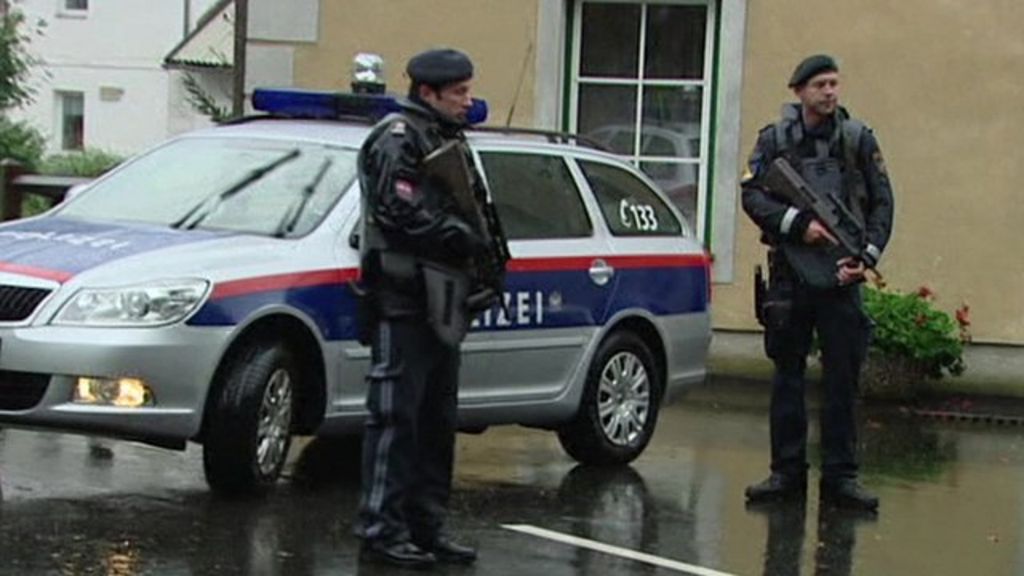 Austria police find body after siege - BBC News