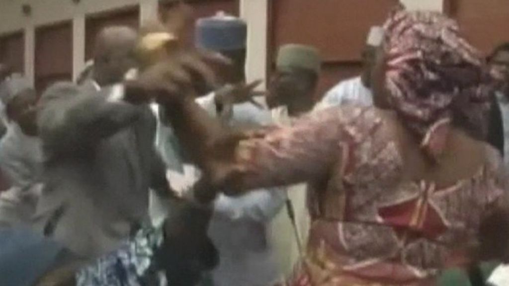 Nigerian politicians brawl in parliament over PDP split - BBC News