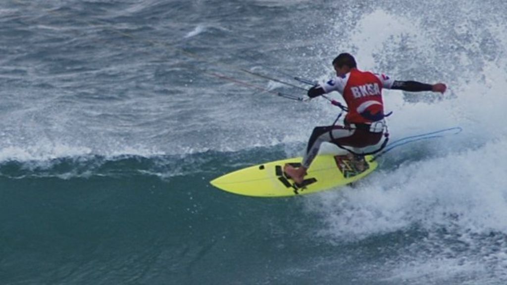 Tiree's perfect wind and waves attract surf competition - BBC News