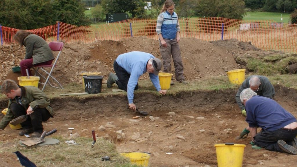 Mold gold cape: Bronze Age site's 'exciting' new finds - BBC News