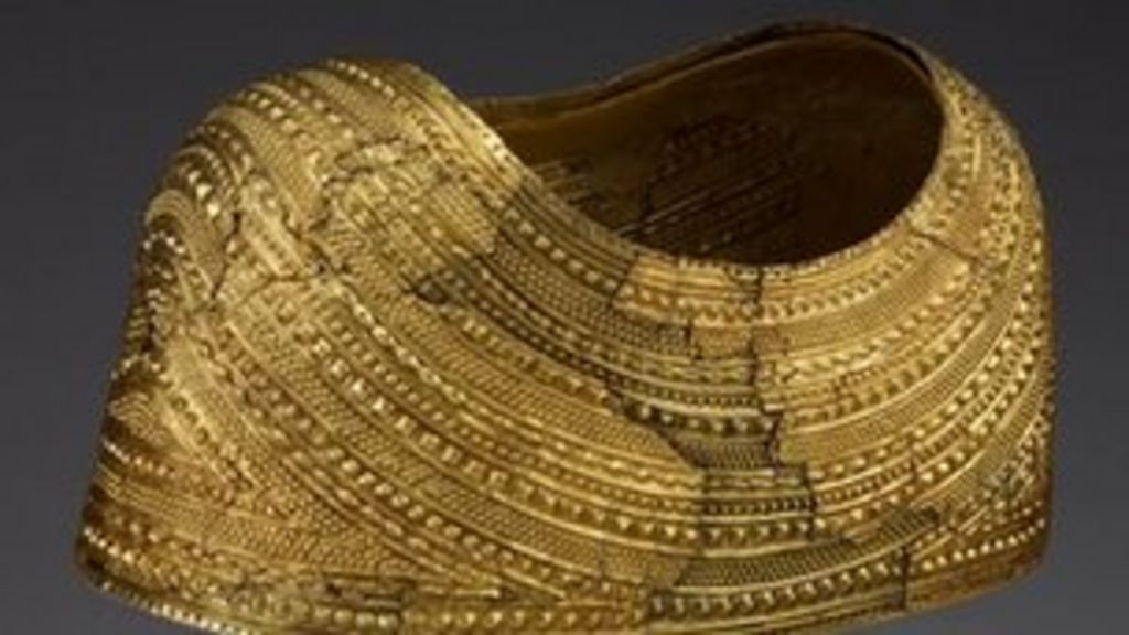 Mold gold cape: Bronze Age site's 'exciting' new finds - BBC News