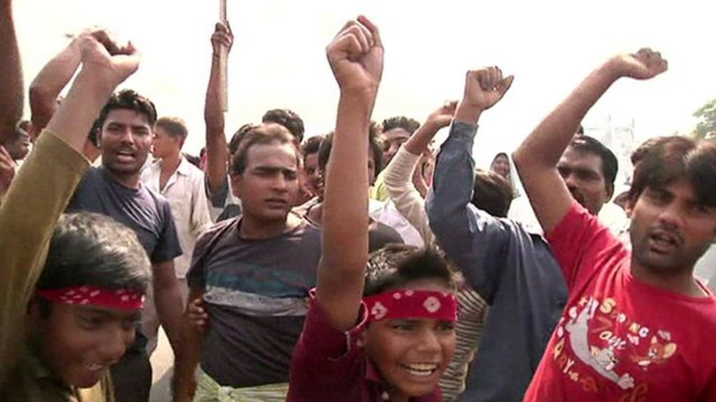 Pakistani Christians protest against church bombing in Peshawar - BBC News