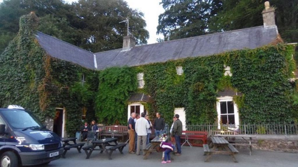 Cresselly Arms landlords Maurice and Janet Cole retire - BBC News