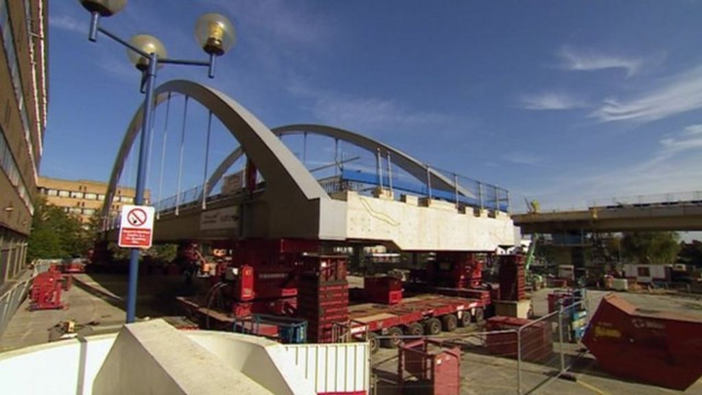 Time lapse film of Nottingham QMC tram bridge - BBC News