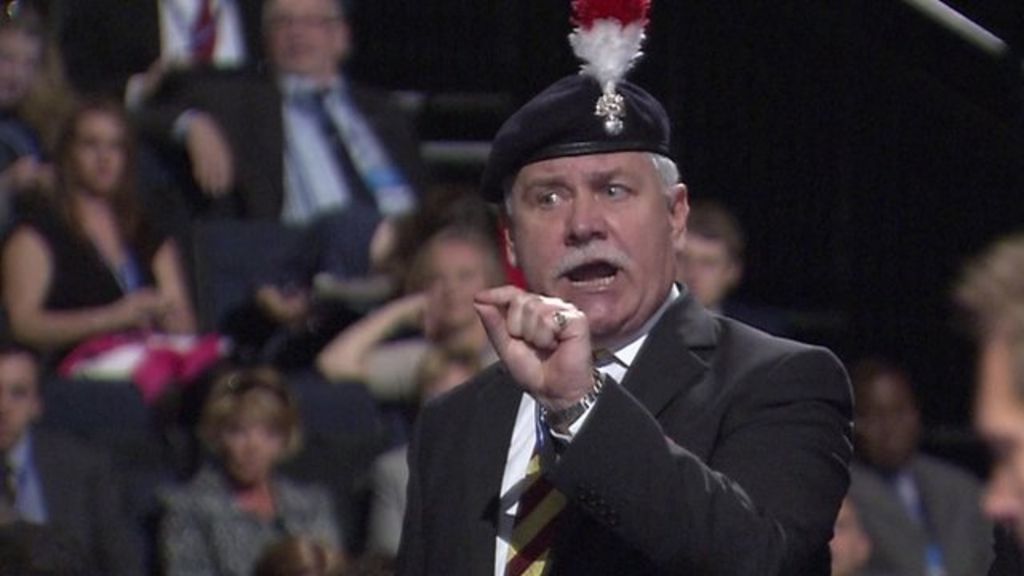 Retired army colonel heckles defence secretary - BBC News