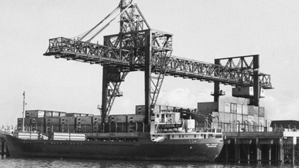 Tees Dock workers mark port's 50th anniversary - BBC News
