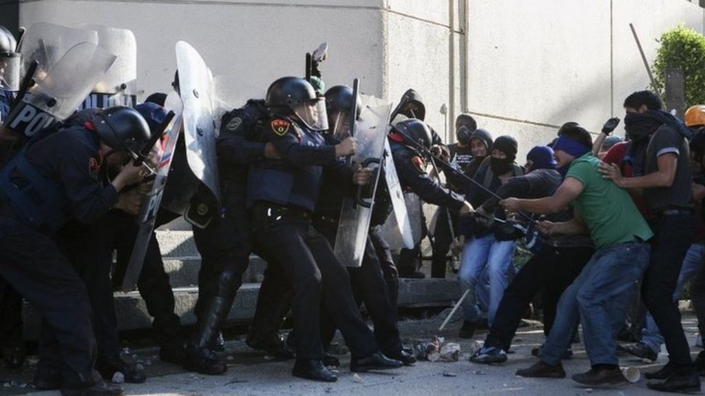 Clashes as Mexico remembers massacre - BBC News