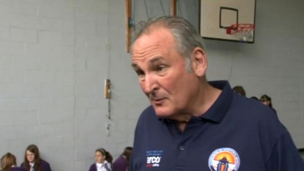 Richard Noble: Bloodhound land speed record 'on track' - BBC News