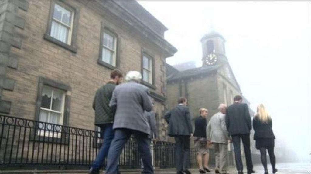 WWII evacuee returns to Fulneck school in Pudsey - BBC News