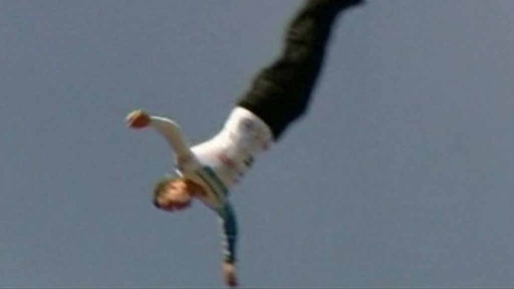 Amazing bungee jumping record set - BBC Newsround