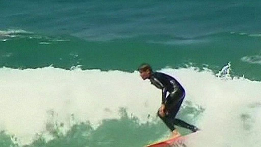 One Direction boys spotted surfing in Australia - BBC Newsround
