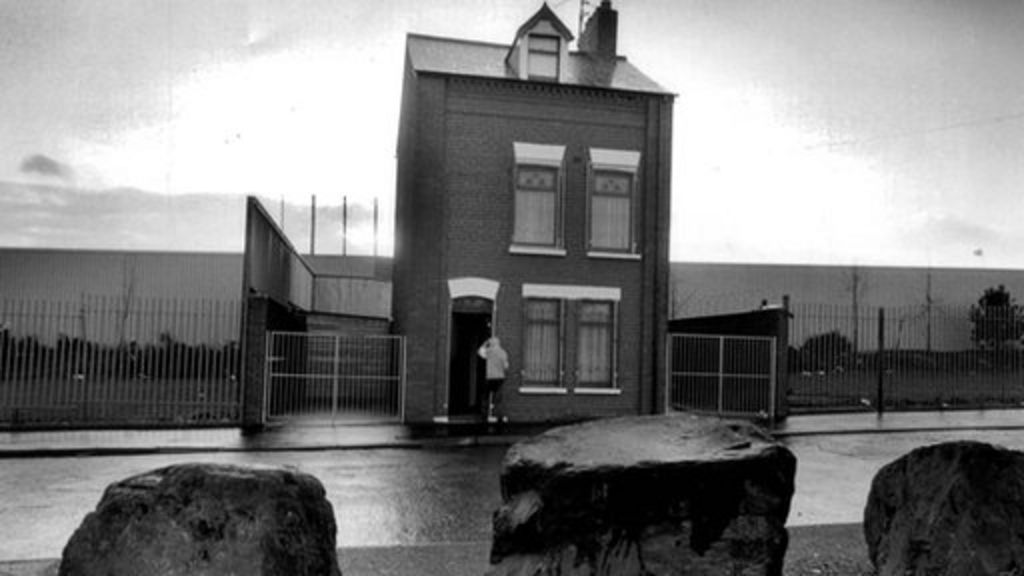 Life for residents living at Northern Ireland's peace walls - BBC News