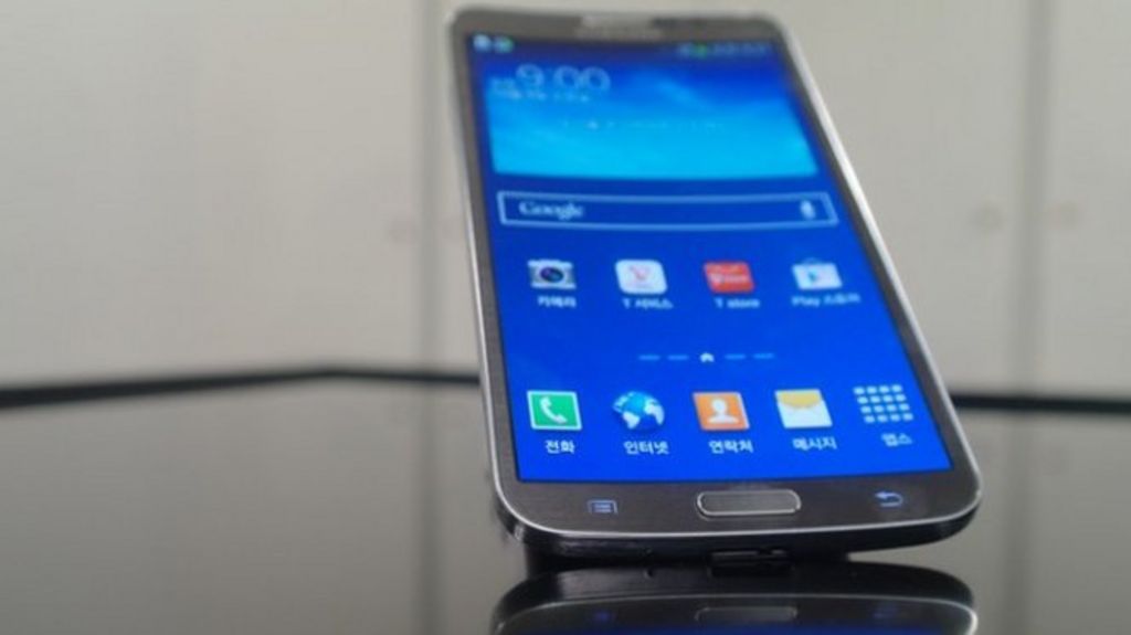 Samsung launches smartphone with curved display screen - BBC News