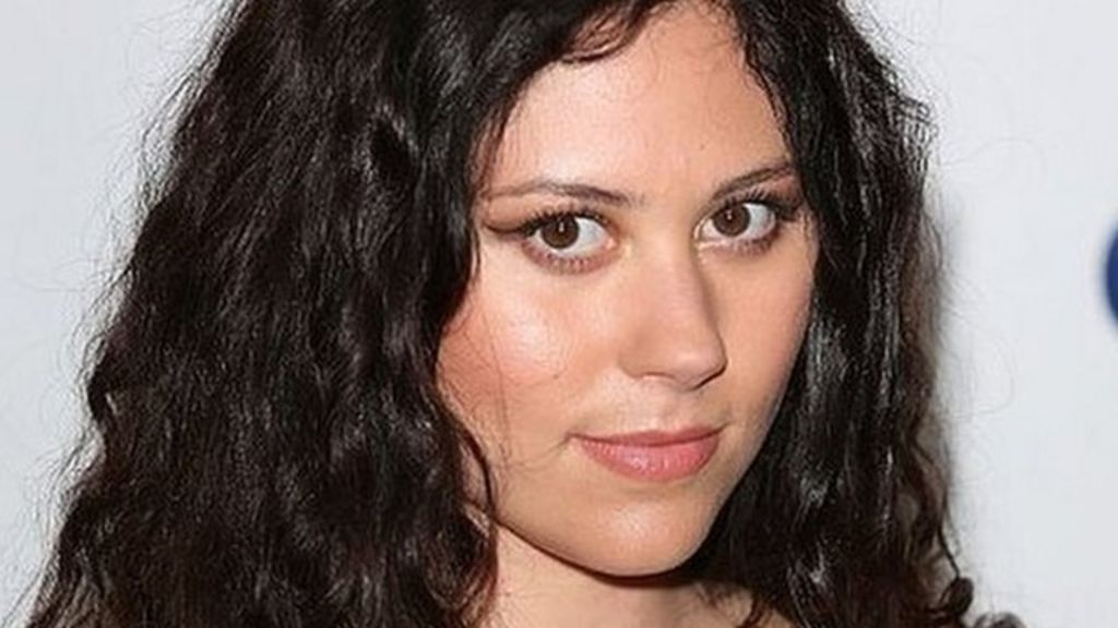 Eliza: 'No-one tells me what to wear' - BBC News