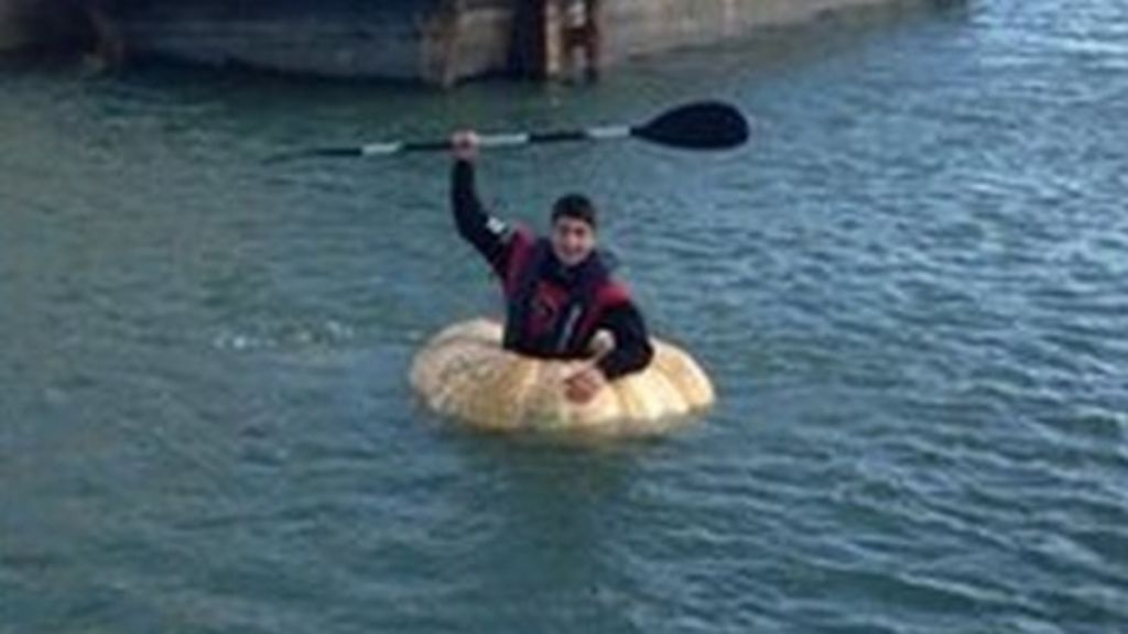Giant pumpkin artist sets 'record' for 100m paddle in Portsmouth - BBC News