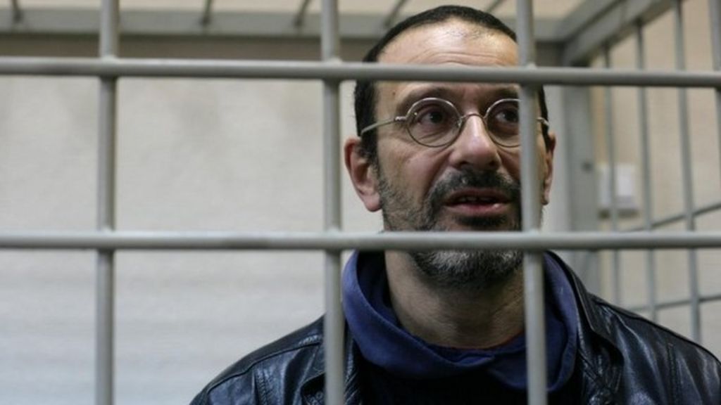 Russia 'drops Greenpeace piracy charge' - BBC News