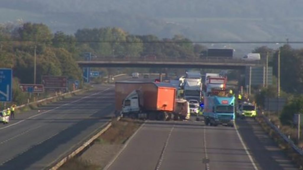 Somerset M5 closure: Man dies in lorry and van crash - BBC News