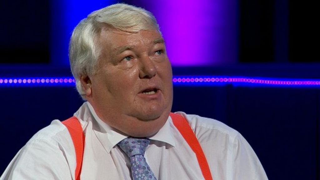 Brian Taylor sings The Road and the Miles to Dundee - BBC News