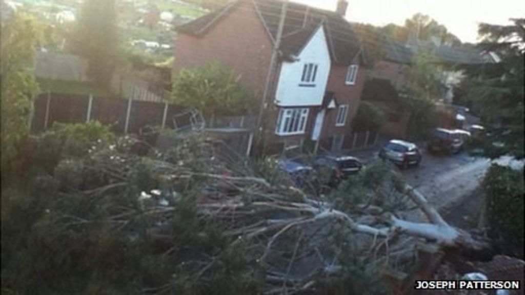 UK Storm: Power cut continues at 15,000 homes in East - BBC News