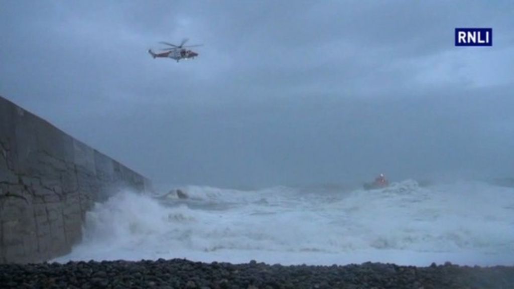 Search for teenager Dylan Alkins off Newhaven beach resumes - BBC News