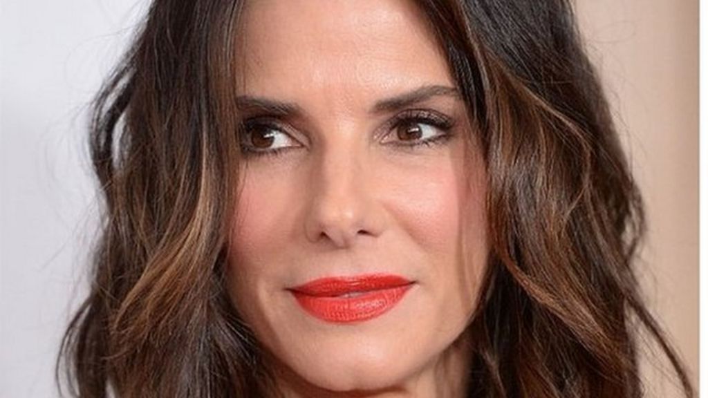 Bullock walking on air with Gravity role - BBC News
