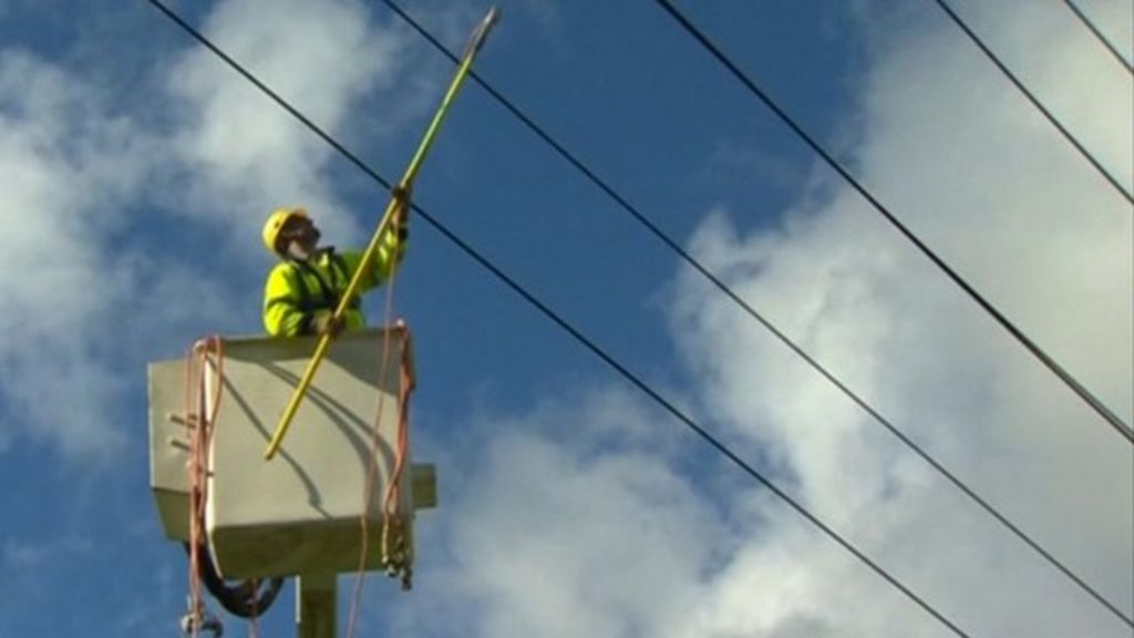 Storm power cuts affecting thousands in southern England - BBC News
