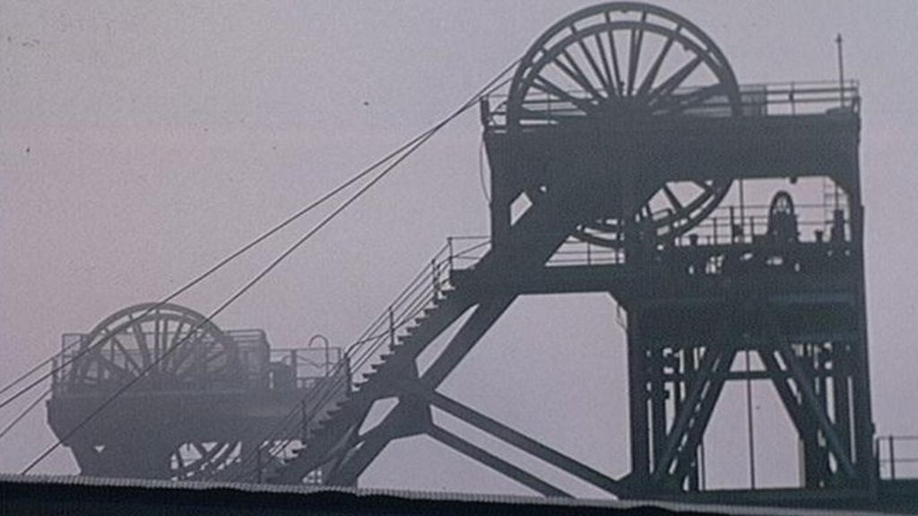Bullcroft Colliery coal waste to be reclaimed from tip - BBC News