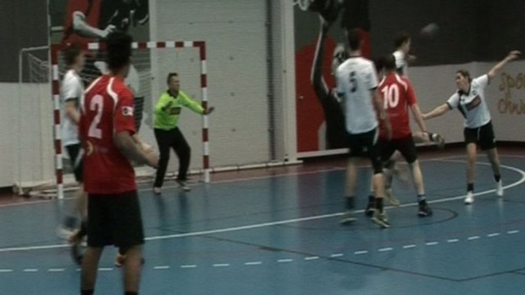 Cardiff and Swansea meet in handball derby - BBC News