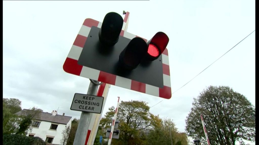 Level crossing safety: Radar used to detect obstacles - BBC News