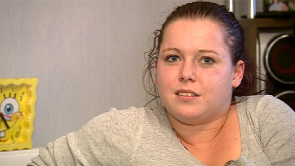 Hysterectomy patient Hayley Sanders secures payout - BBC News