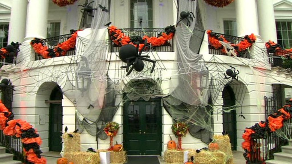 White House turns spooky for Halloween - BBC News