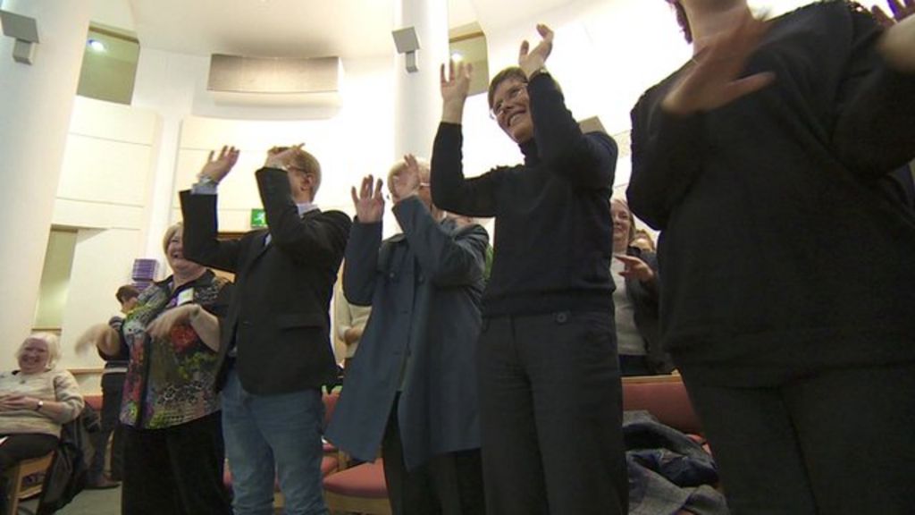 Inside church meeting of The Sunday Assembly - BBC News