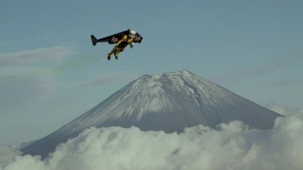 Yves Rossy flies around Mount Fuji in a jet pack - BBC News