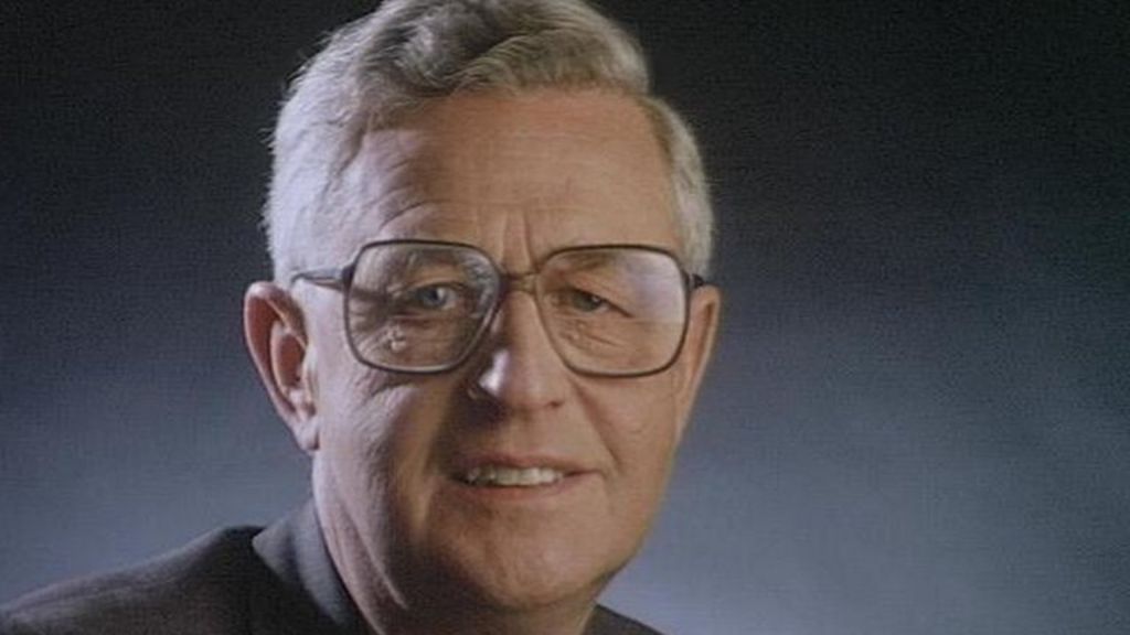 Broadcaster John Cole dies aged 85 - BBC News