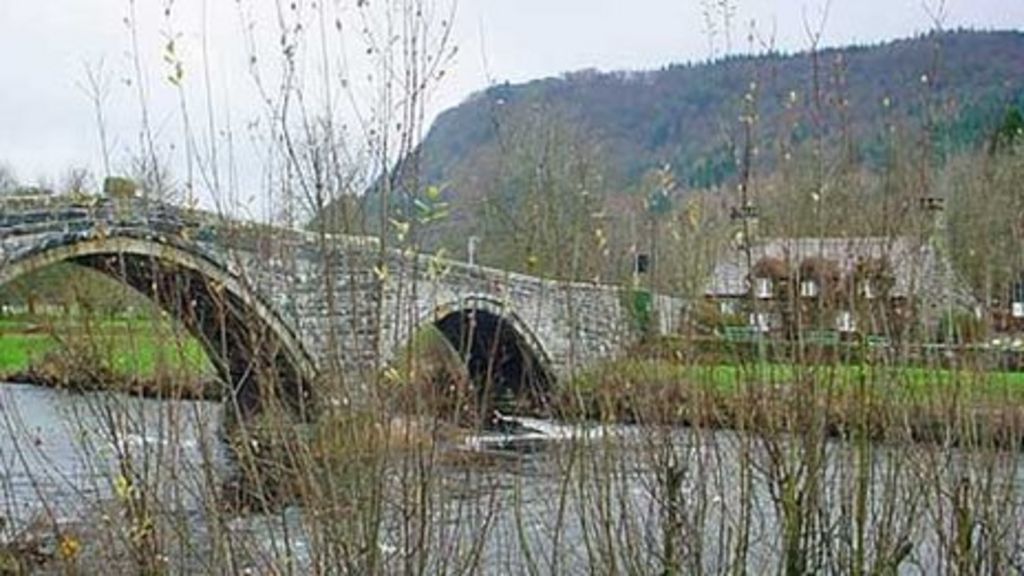 Calls for a historic bridge in Llanrwst to be better protected - BBC News