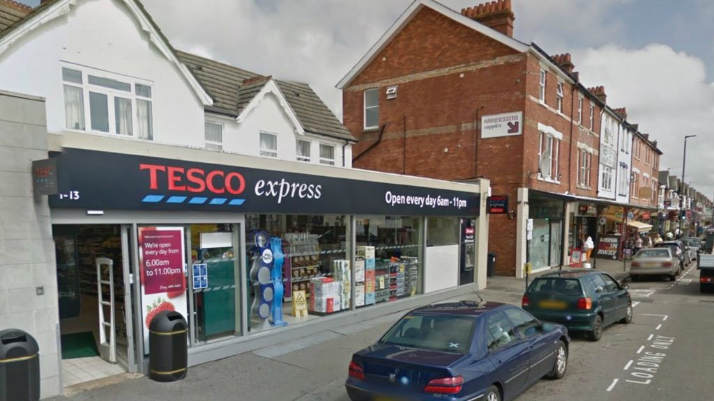 Murder hunt after row outside Bournemouth Tesco store - BBC News