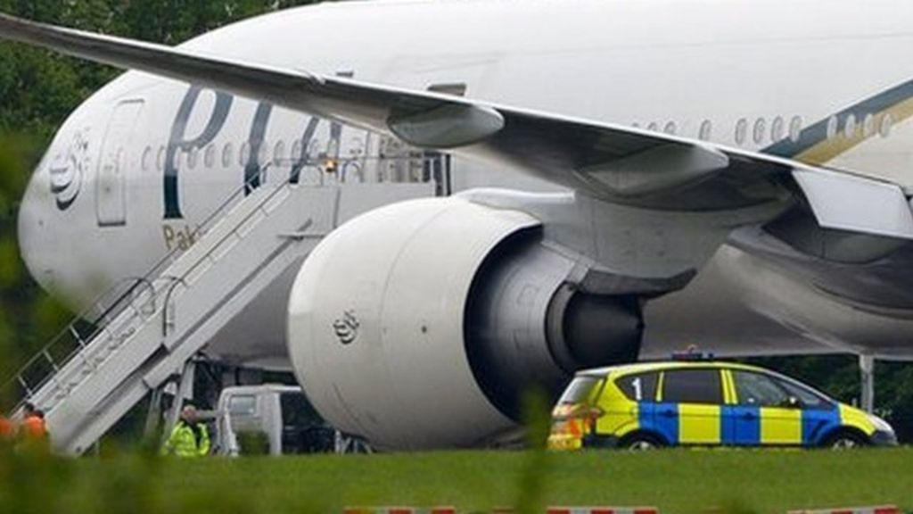 Stansted emergency landing: Pair 'threatened to blow up plane' - BBC News