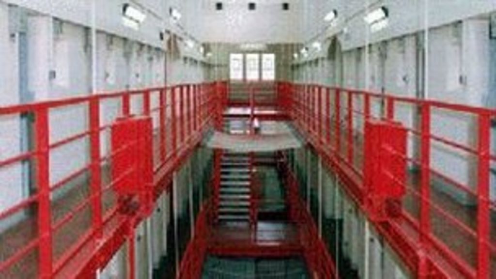 Inmates admit taking hostage at Edinburgh's Saughton prison - BBC News