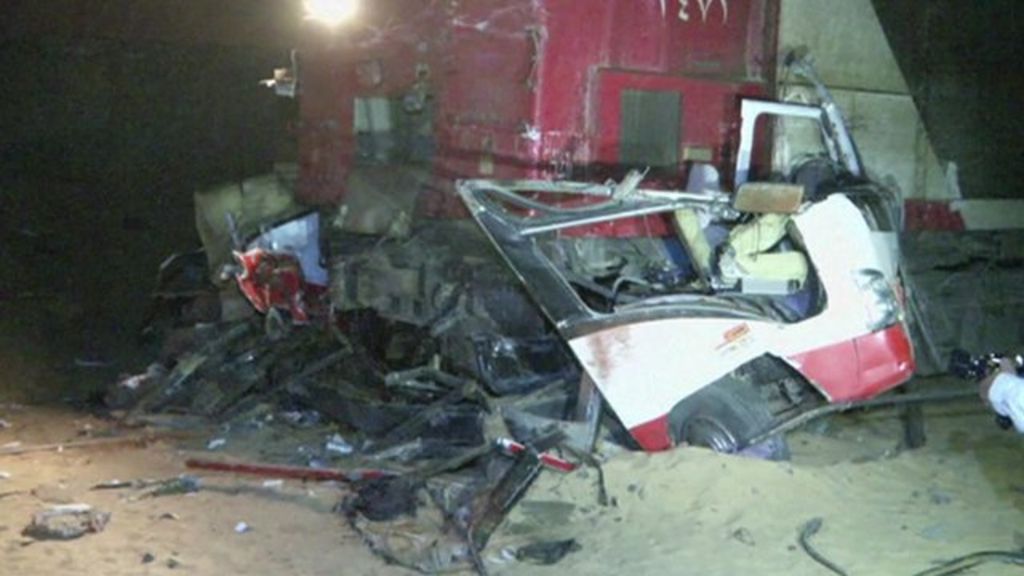 Egypt train and bus crash kills 26 outside Cairo - BBC News